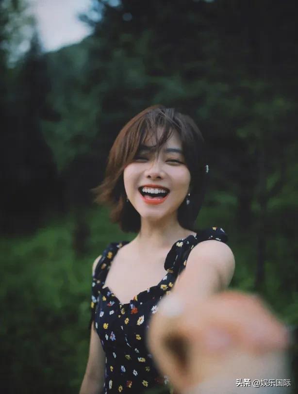 Tan Songyun wears a floral dress and puts herself in the forest with a ...