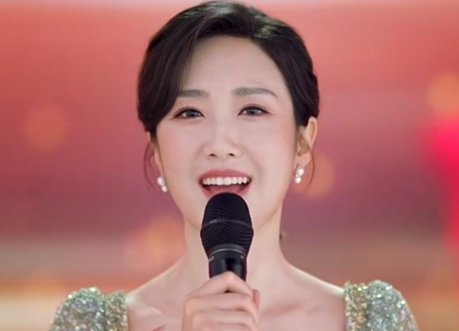 Stars attend the National Day Gala: Li Yuchun has short hair and a cake ...