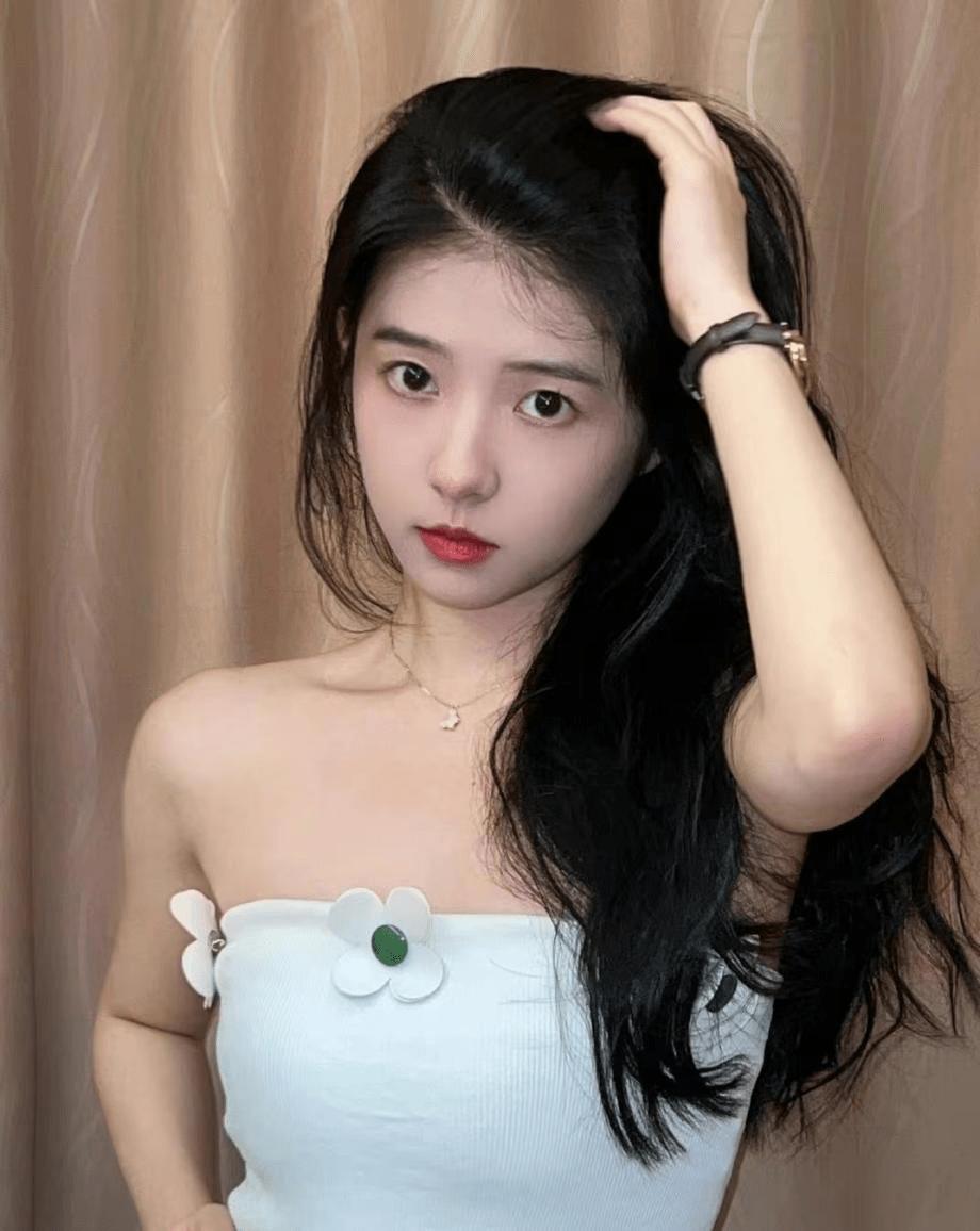 "Sweet girl" He Landou, wearing a white tube top princess dress with fairy air, so beautiful ...