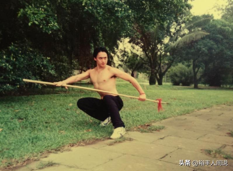 53-year-old Xiu Qing showed basic skills and pressed his legs ...