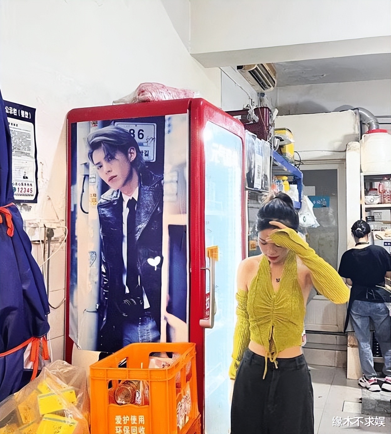 Wang Hedi's father's frying shop was overcrowded, some fans called Dad ...