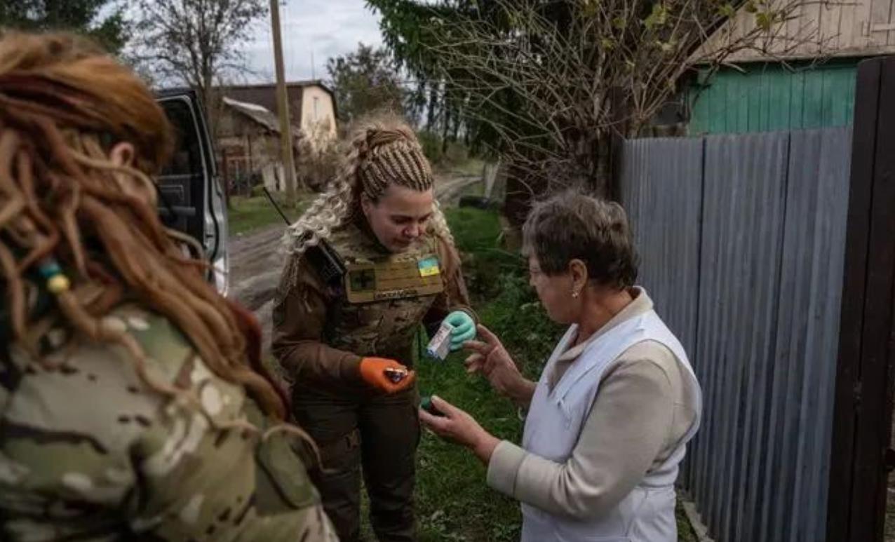 clanging roses in ukraine war - iNEWS