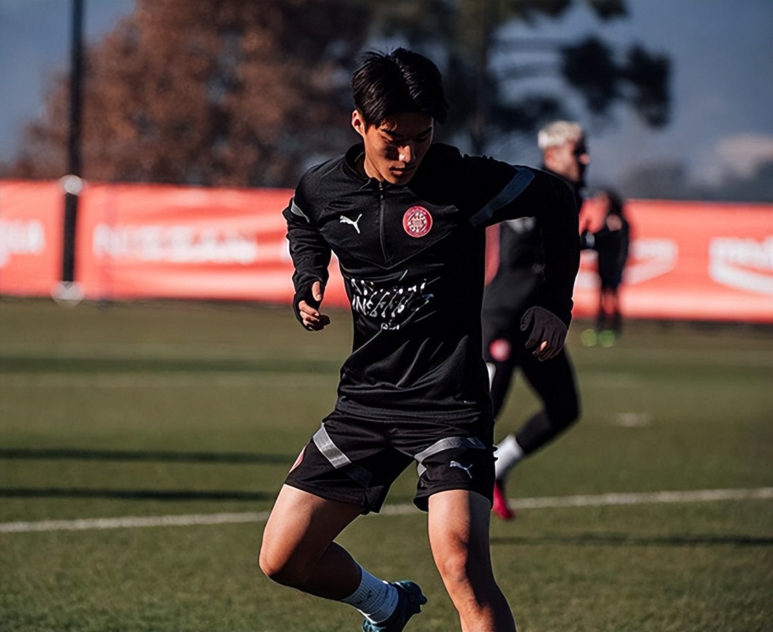 Spain broadcasts 17-year-old Kim Min-soo's great football talent - iNEWS