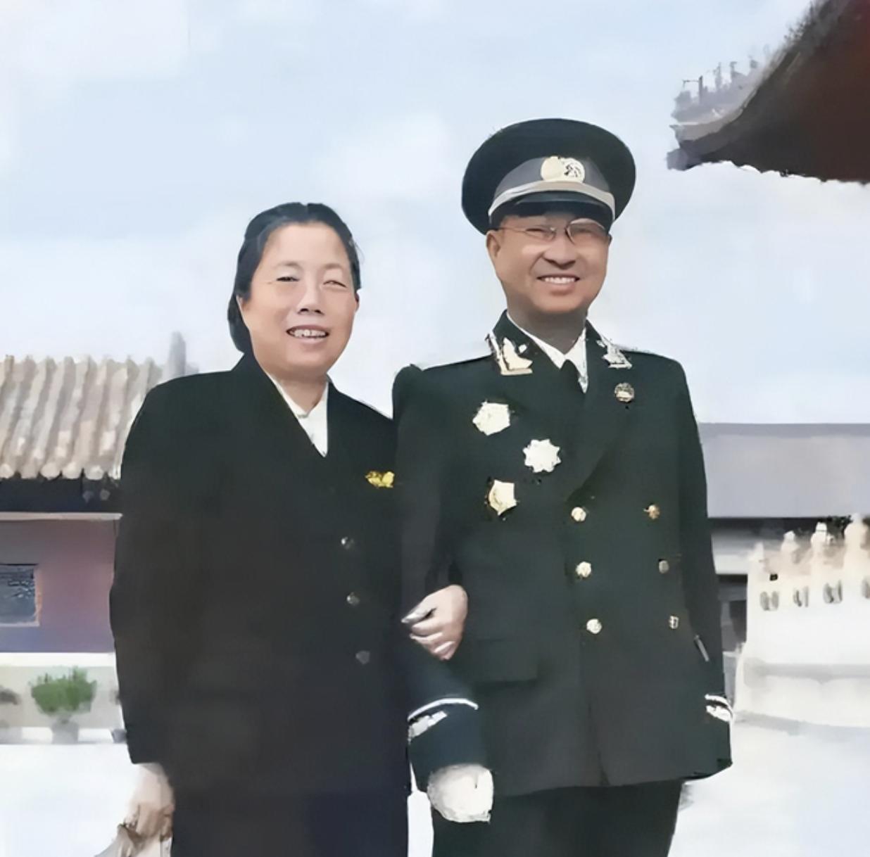 In 1955, Chen Geng wore a general's uniform, and Deng Yingchao took him ...