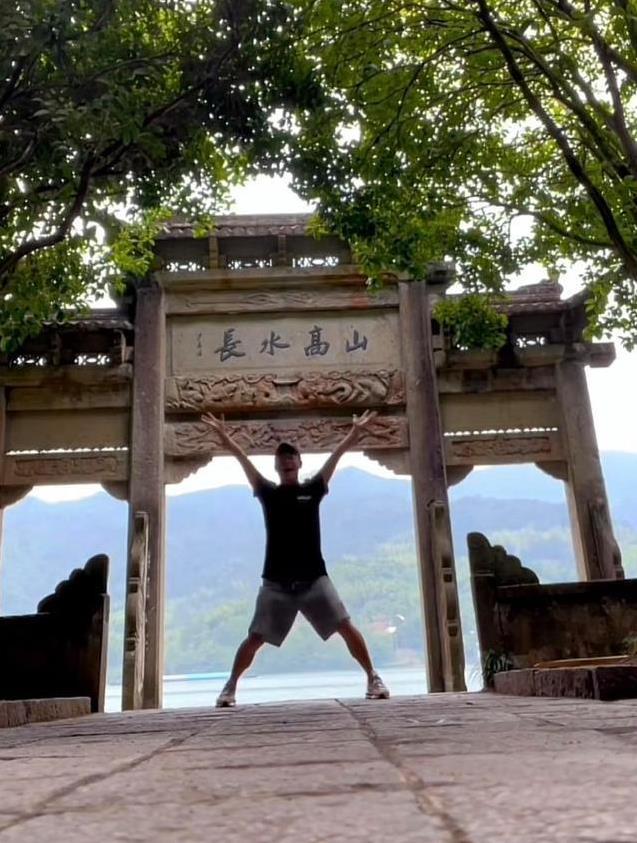 Actor Sun Hao appeared in Fuchunjiang, Hangzhou, with gray and wrinkled ...