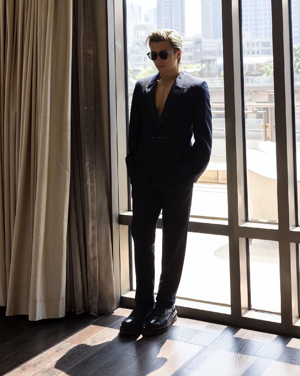Nicholas Tse appeared in Shanghai, wearing a three-piece suit with a ...