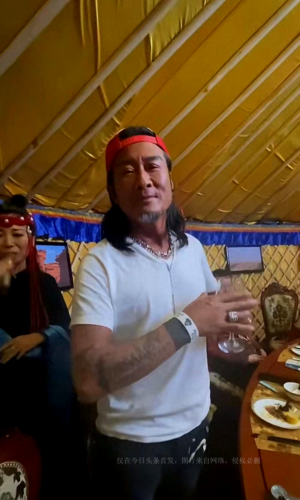 58-year-old Sun Xing was so excited after a big meal that he hugged the ...