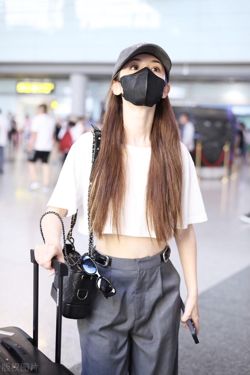On the 11th, Hanikezi appeared at the Capital Airport, showing off her ...