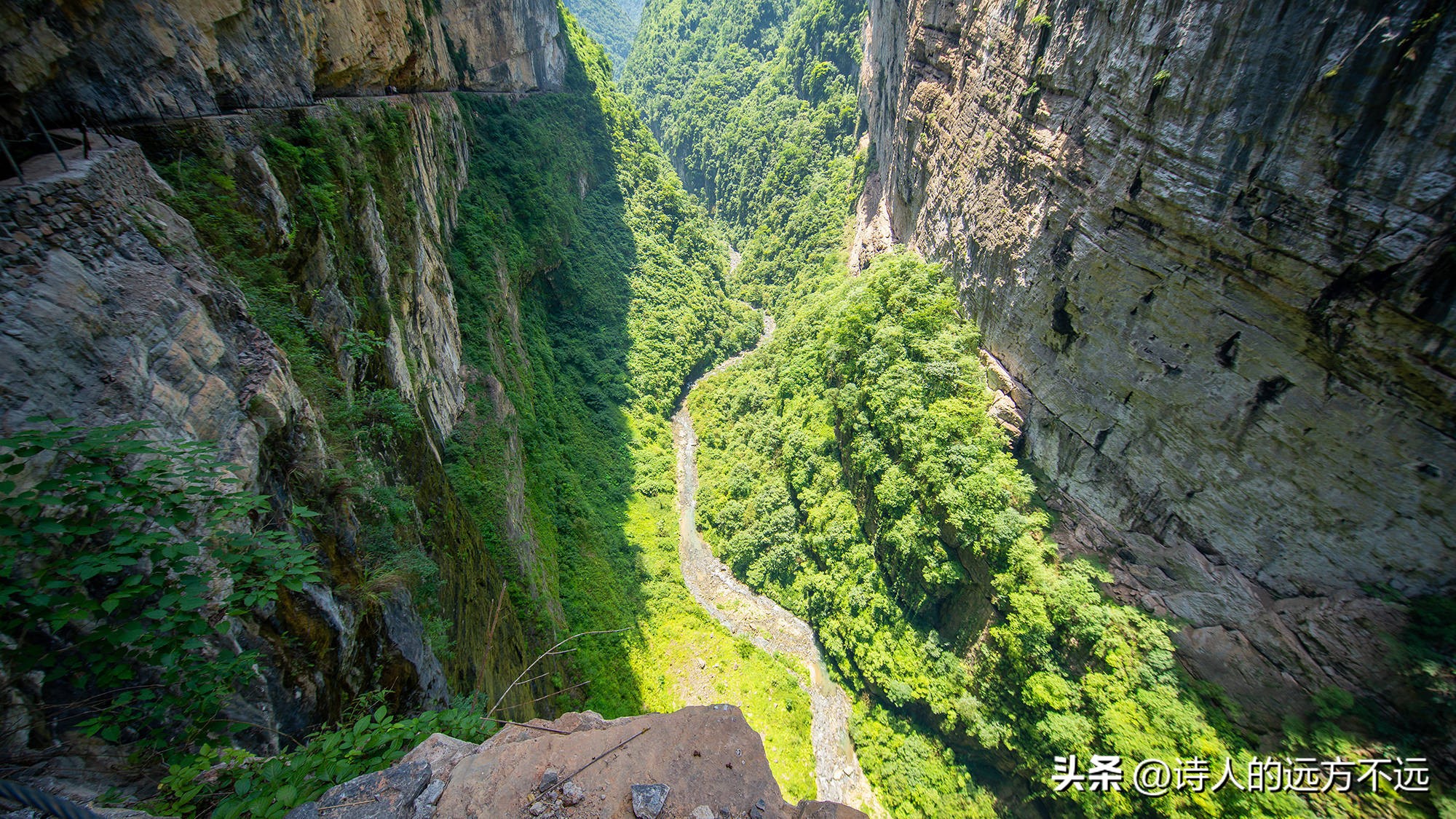 Shocked!The "wall-mounted canal" in Wulong, Chongqing, on a 300-meter ...