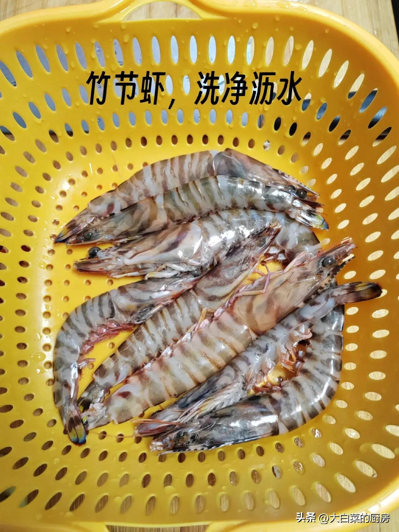 Here comes a simple and easy-to-make salt-baked prawn!Such prawns are ...