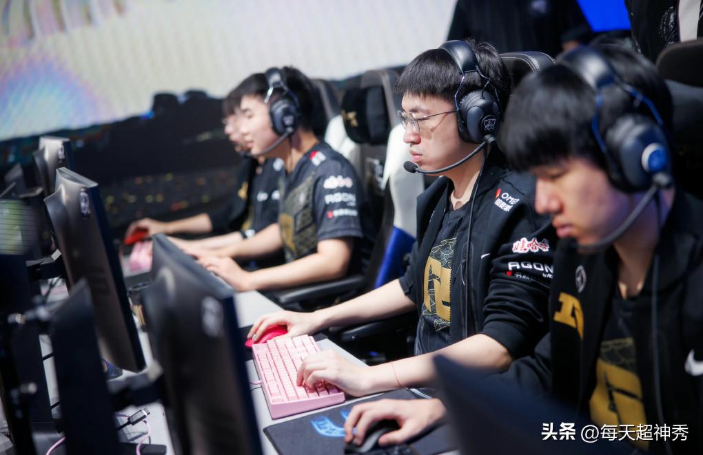 RNG faces DFM, Xiaohu trains Akali hard, Xiaoming goes sideways - iNEWS