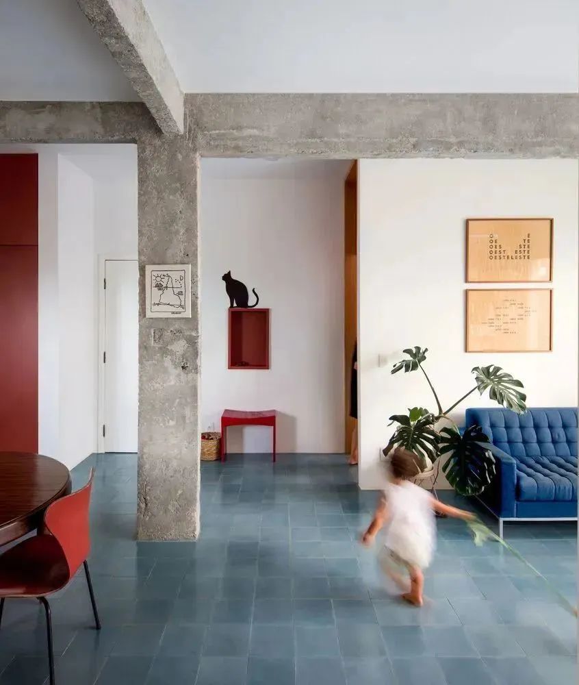 Spatial continuity, apartment renovation under the sky in Barão / entre ...