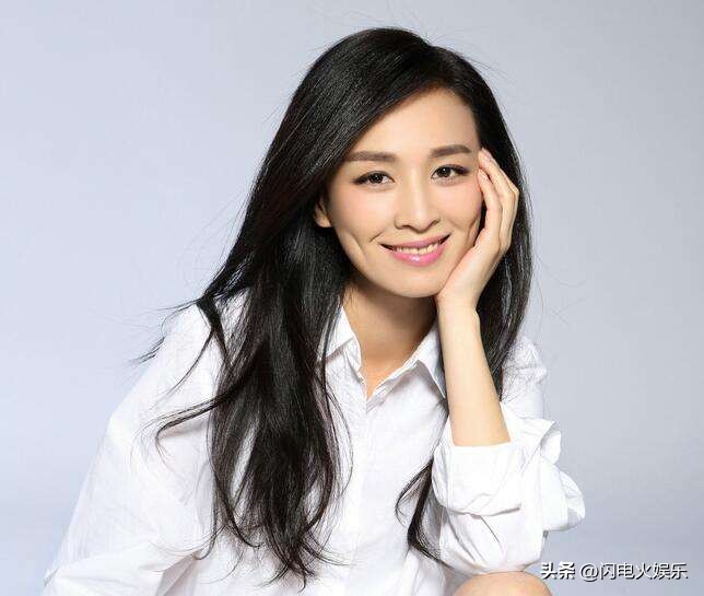 52-year-old Zhang Ting appeared in Singapore!The body is thin and the ...