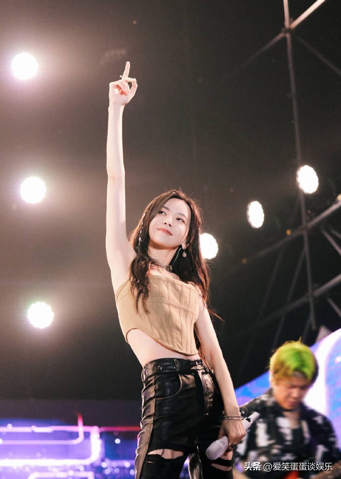 Powerful singer Yu Wenwen showed off her aura on stage, and her modern ...