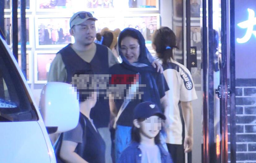 A recent photo of Zhou Xun was exposed, hugging her boyfriend Zhuoyou ...