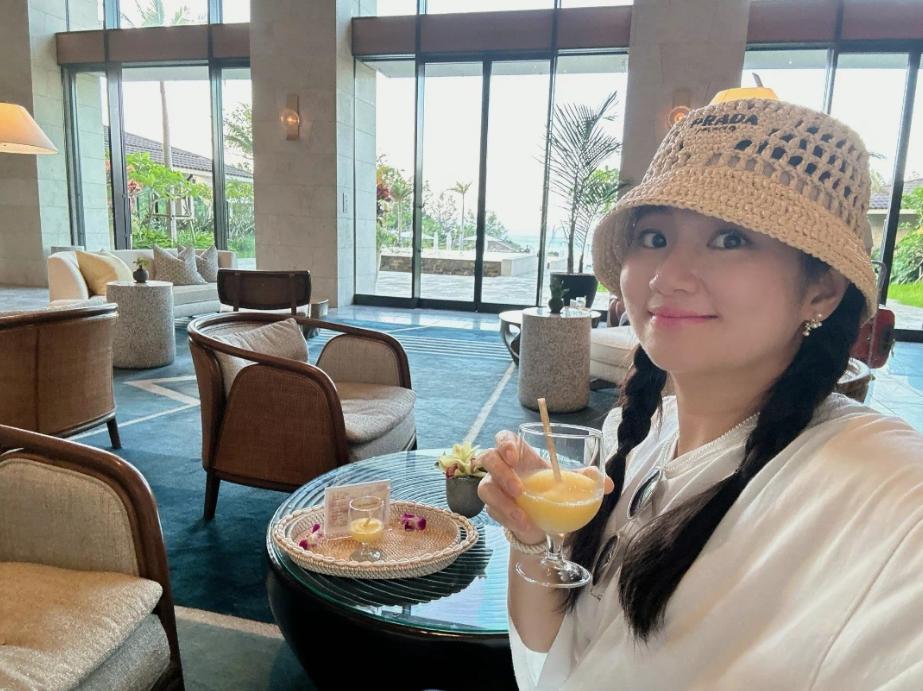 Selina shared about her last trip before giving birth. She wore a ...