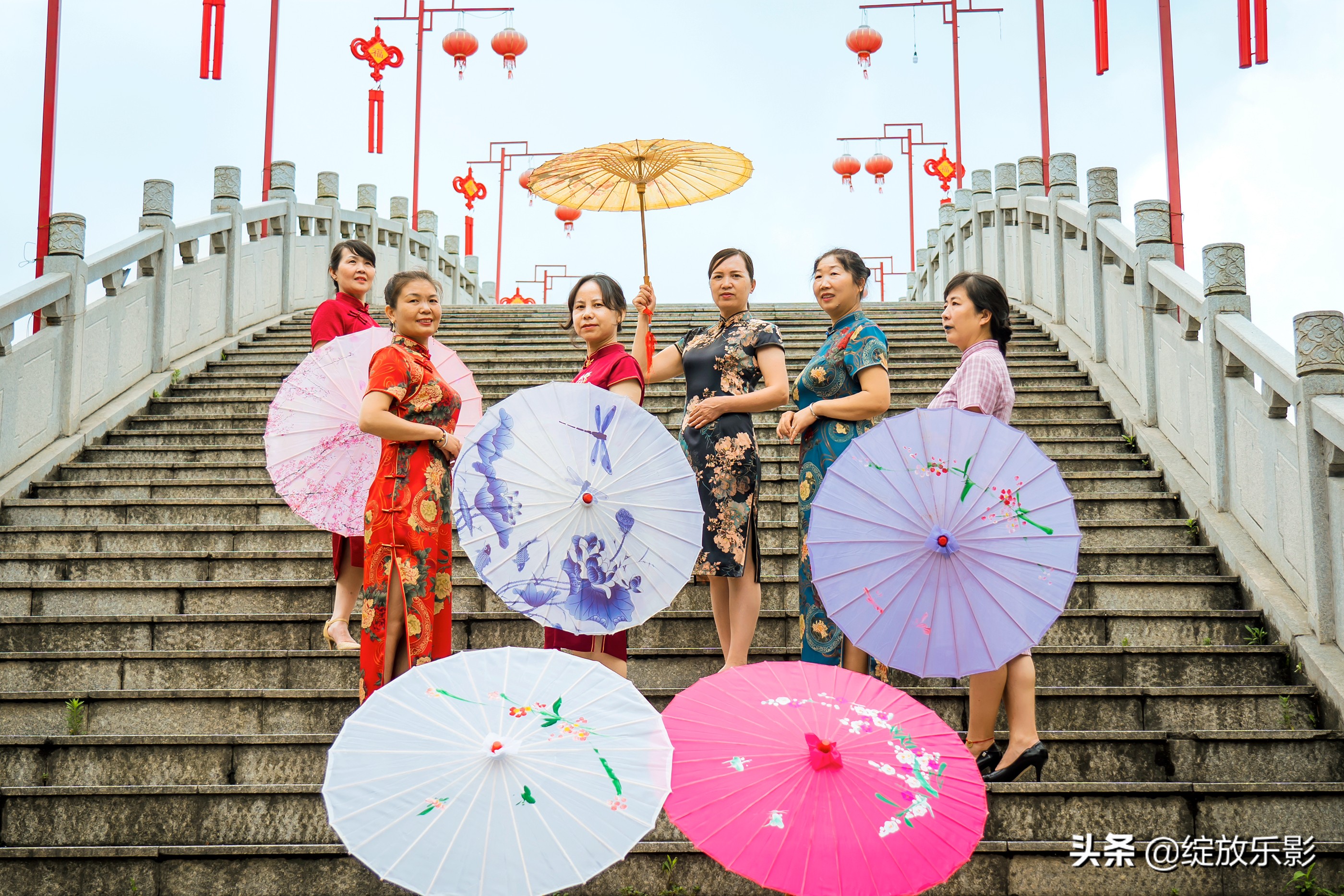 Yuhou Street recites the ancient style, the golden chrysanthemum ...