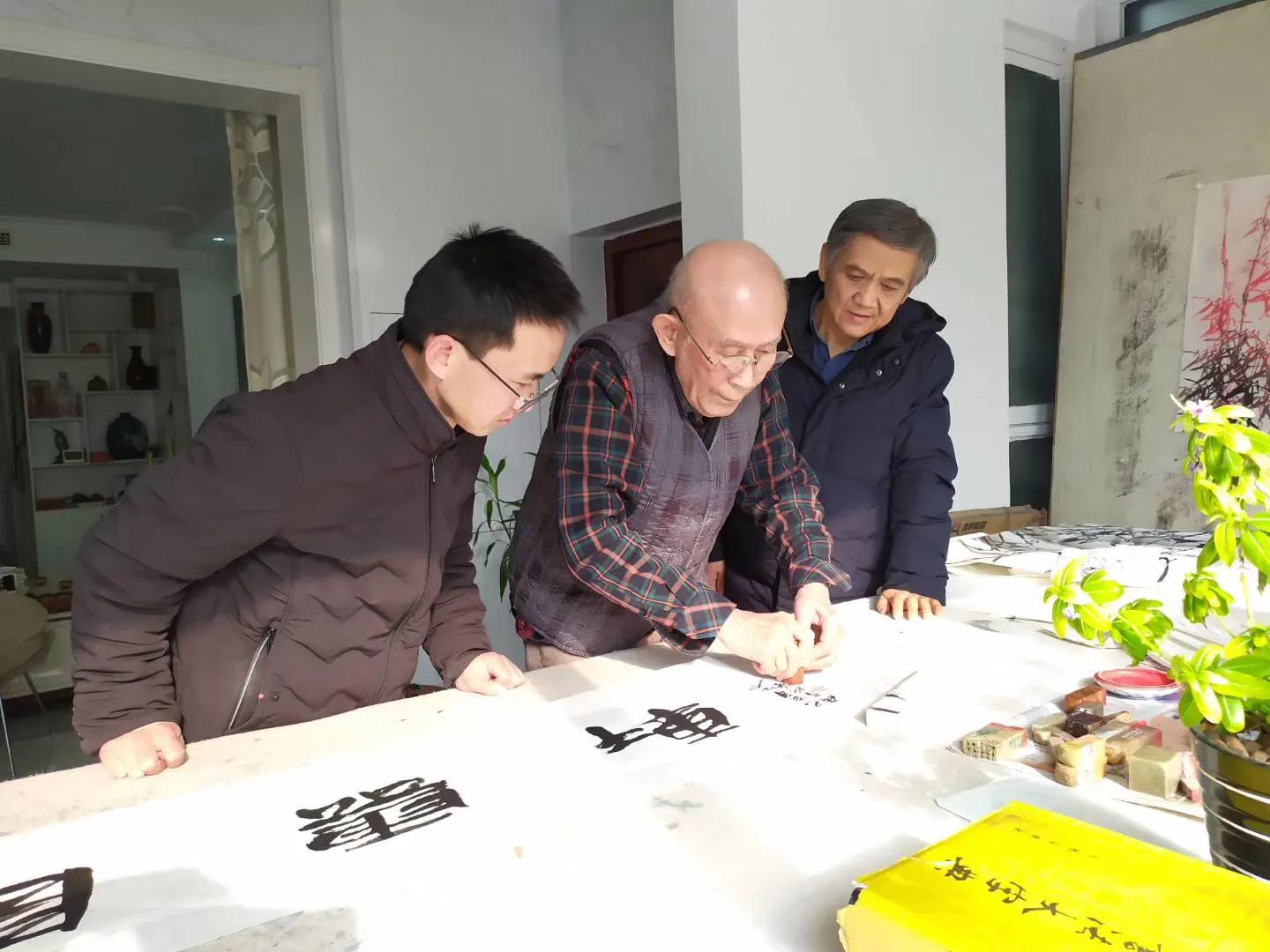 Borrow money to buy old books with a thick face - iNEWS