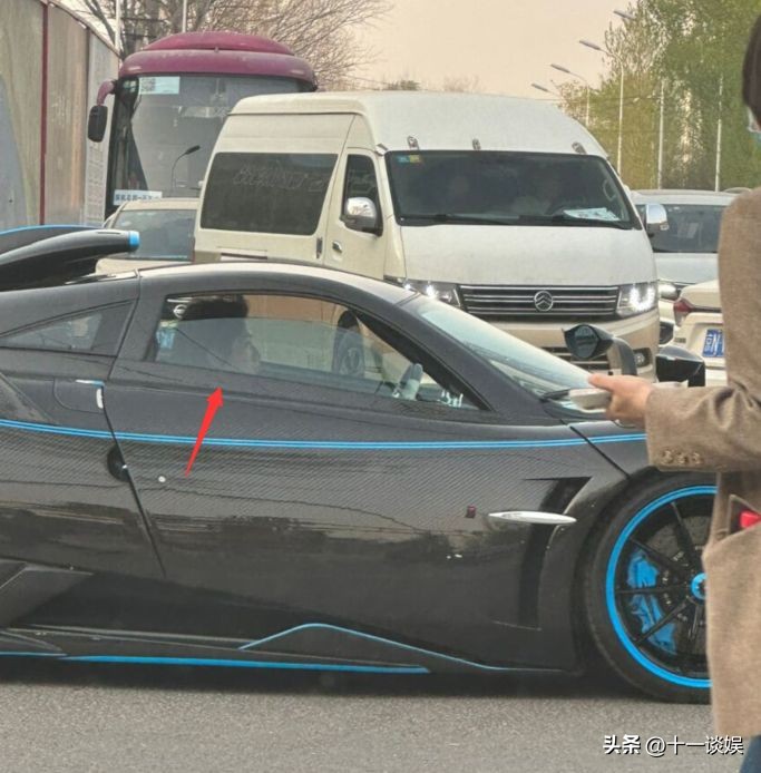 The rich second generation Luo Hao rarely showed up, drove a 40 million ...