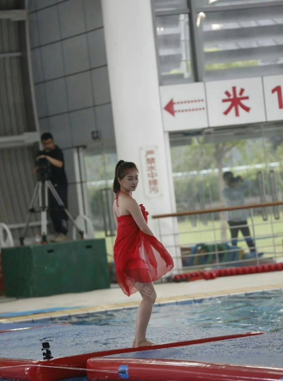 Yu Shuxin's old swimsuit photos exposed her arms are slender and her ...