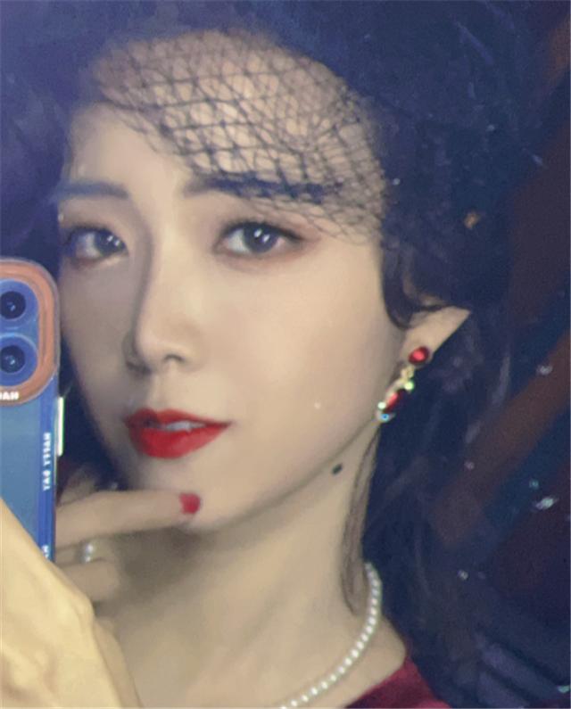 Yu Shuang had a "red rose" shape with a black mesh covering her face ...