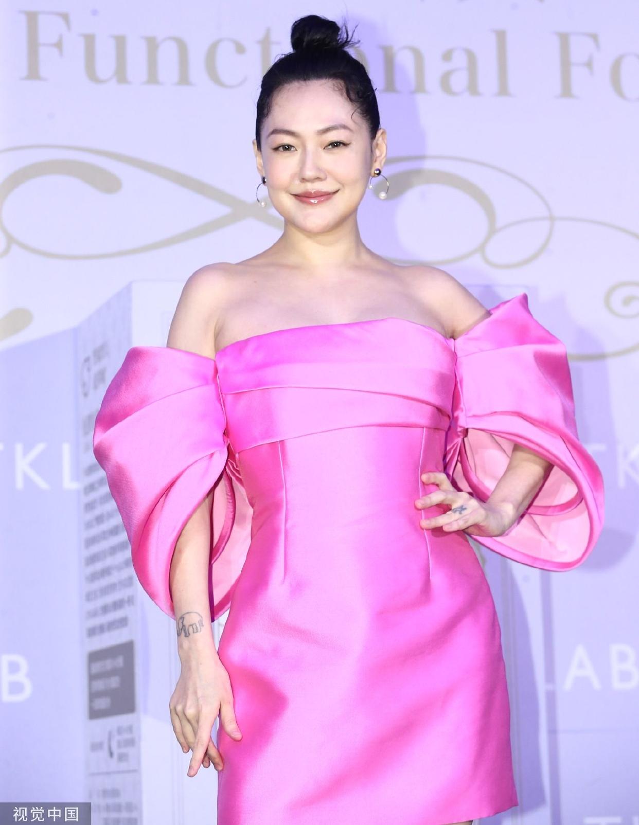Little S Xu Xidi is wearing a strapless rose red dress, full of ...