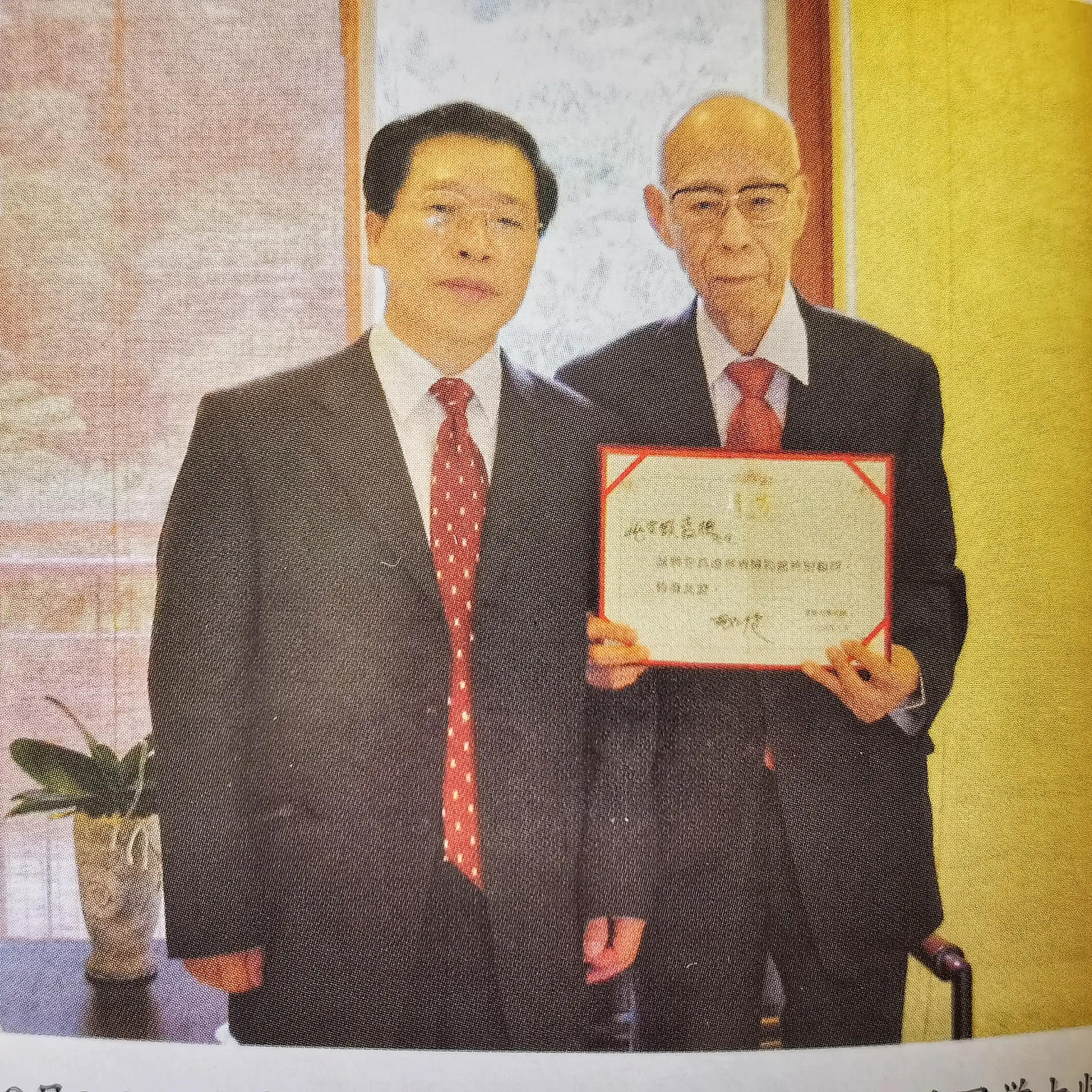 Visiting Celebrities to Seek Support and Feelings of Friendship - A ...