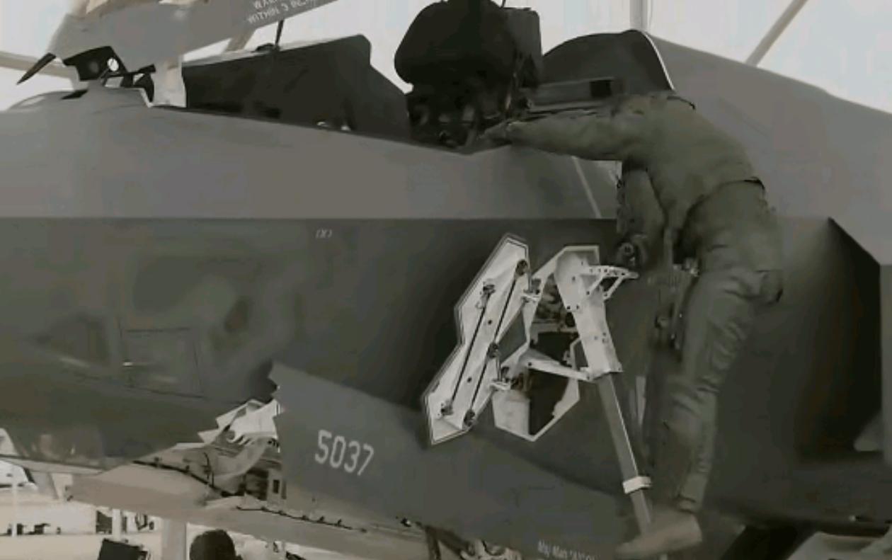 what happened?The F35 built-in boarding ladder is not fully automatic ...