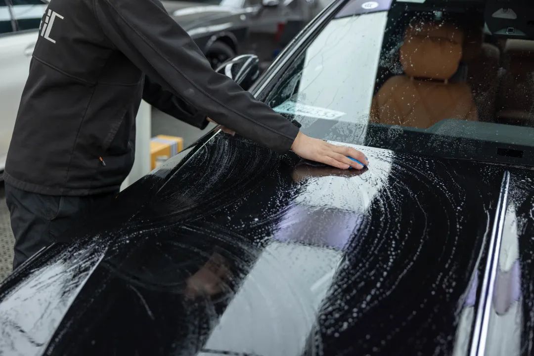 The first thing after the Maybach S480 landed is to arrange all-round ...