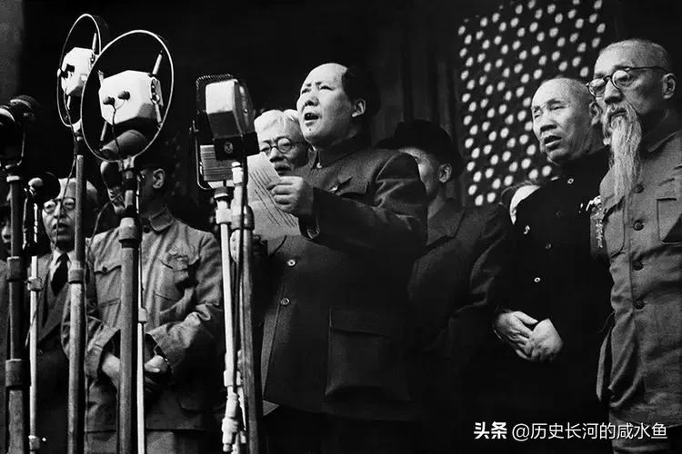Mao Zedong participated in the military parade, either happy or boring ...