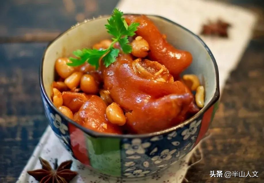 Traditional food - braised pig's trotters with peanuts - iNEWS