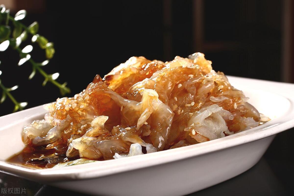 Shredded chicken jellyfish is a common Chinese cold dish made by mixing ...