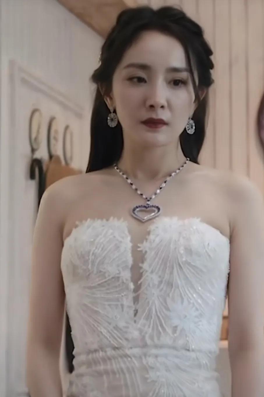 Yang Mi wore a "fake butt" to reveal her stuffing, and her protruding ...