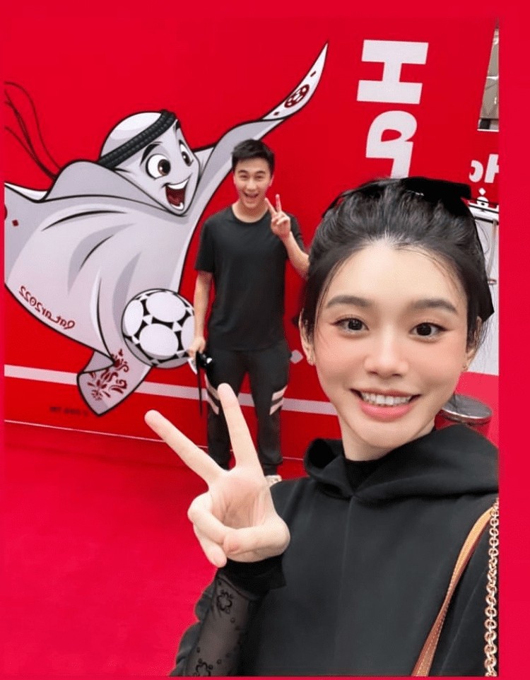 He Youjun and his wife appeared in the World Cup, He Chaoxin wore a tube top to show off his ...