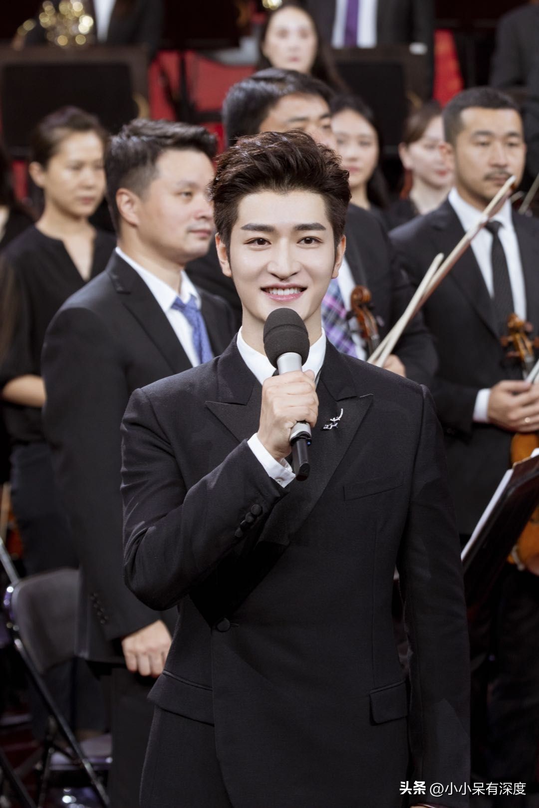 CCTV host Yin Song is not only handsome, but also very talented. He is ...