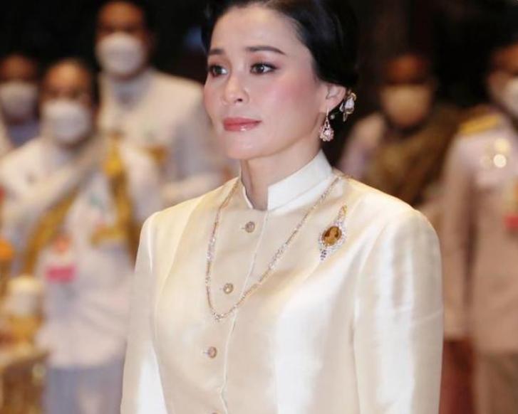 Sutida accompanied Maha to appear in the camera, with light makeup and ...