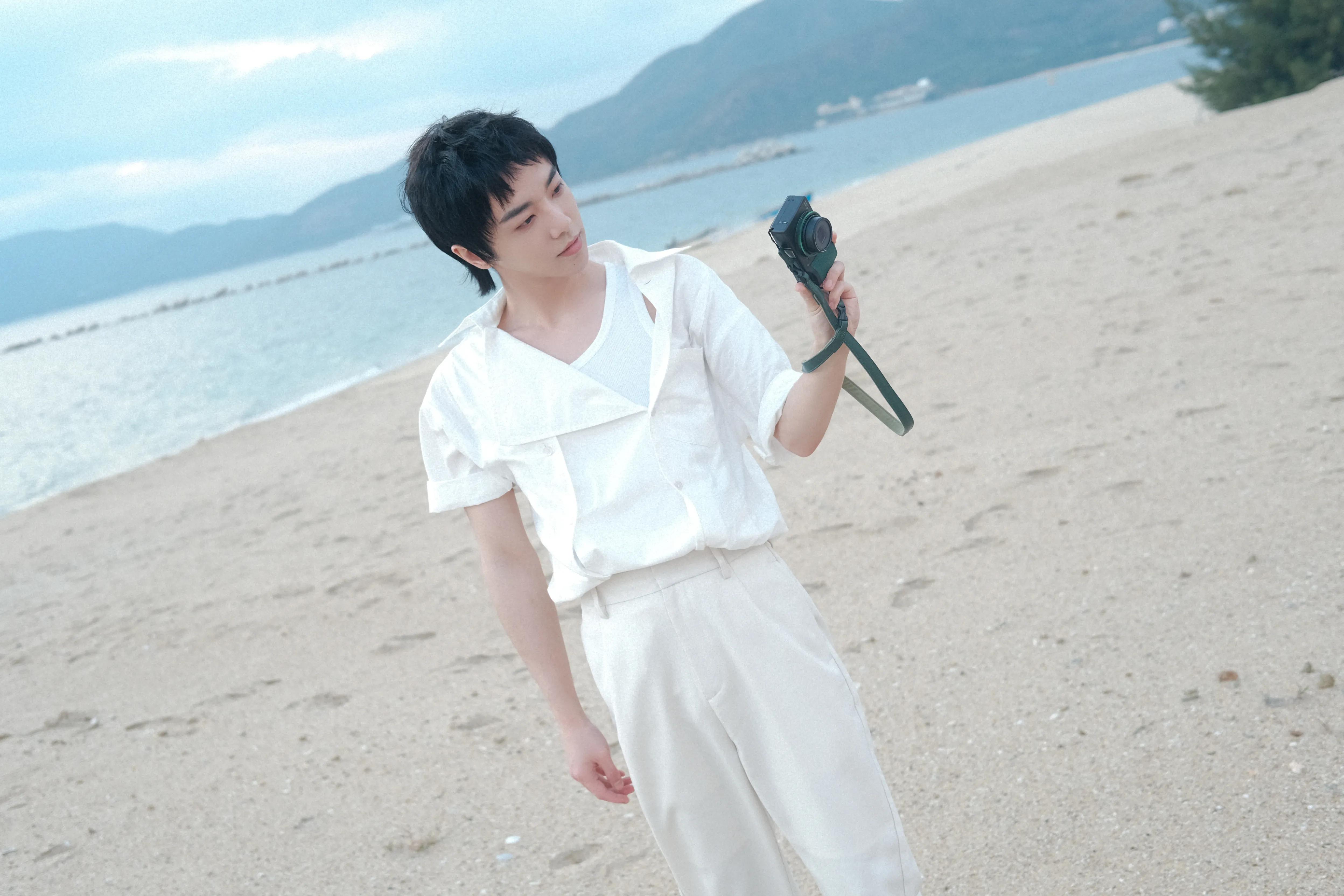 Hua Chenyu's seaside atmosphere birthday blockbuster!Wearing a white ...