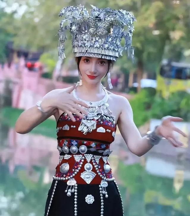 Liu Yan transforms into a girl from Miaojiang and smiles brightly in ...