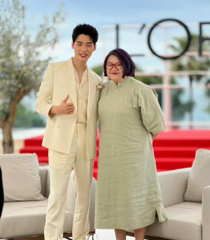 Chen Kaige's ex-wife Hong Huang is really too rigid! With only one ...