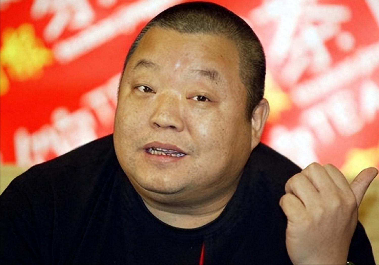 After Zang Tianshuo smashed Na Ying's concert in 2002, he was beaten up by a group of women. He ...