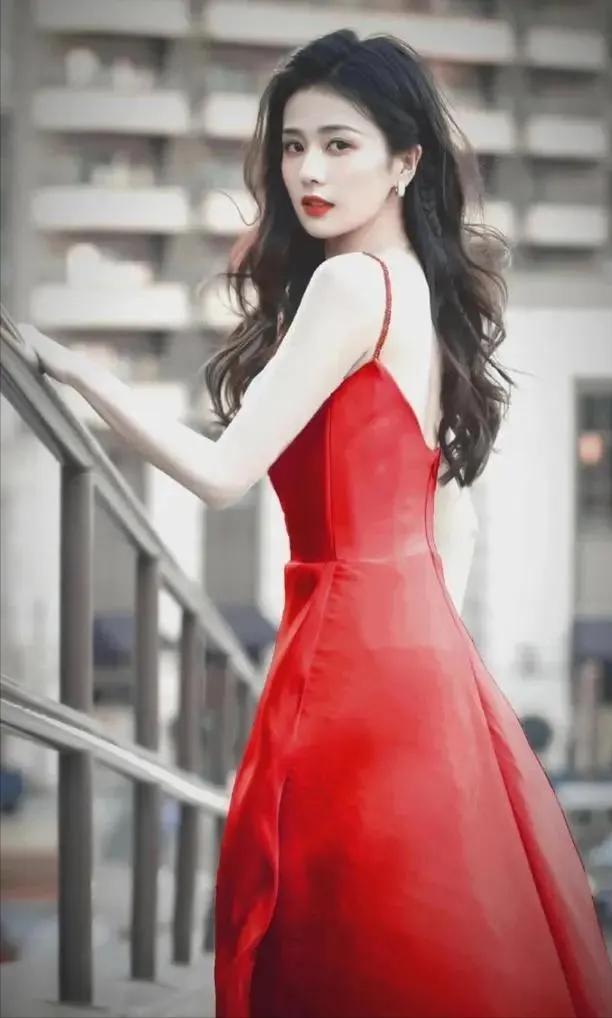 Bailu is worthy of being a "clothes hanger", every set of looks can ...