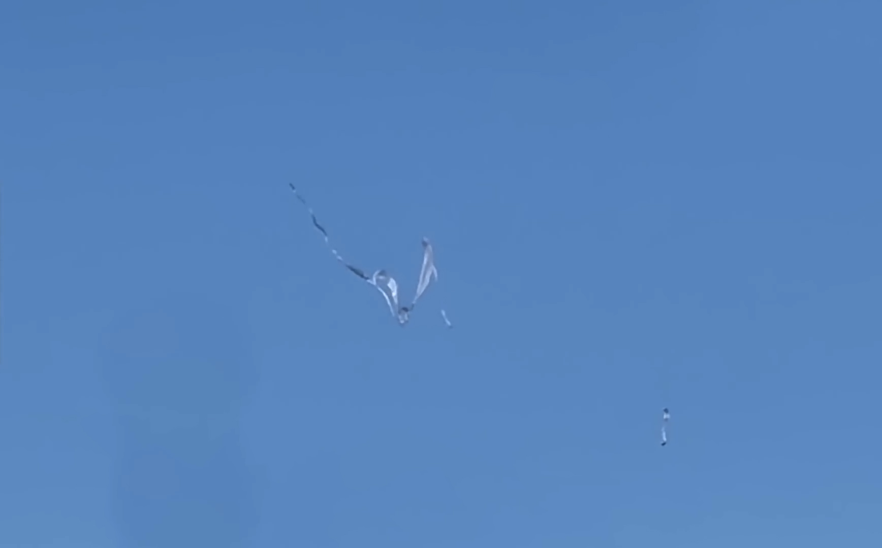 A mysterious flying object like a "dragon" was photographed over Japan ...