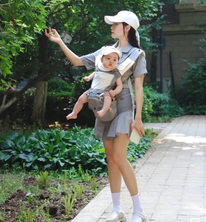 Newborns can be held vertically, do you know how to hold them?Hold it ...