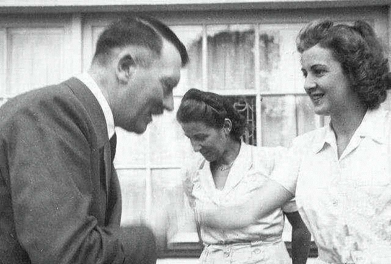 The full record of Hitler's suicide: He committed suicide with his ...