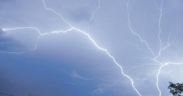 A village was struck by lightning, resulting in 8 deaths and 1 injury ...