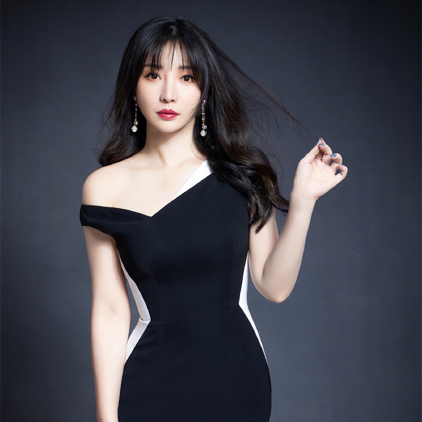 Liu Yan's little black dress shows the arrogance of her figure so ...