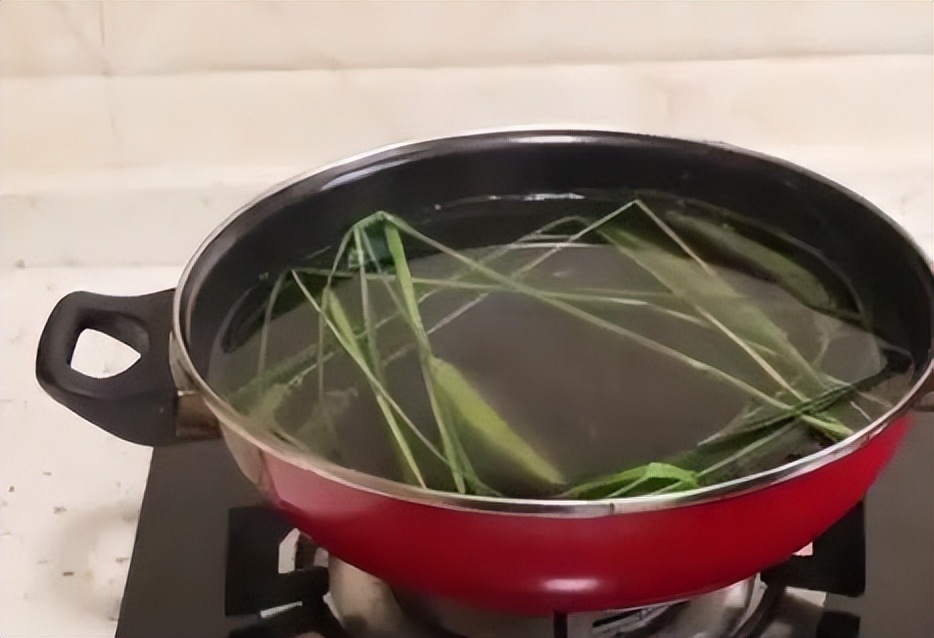 "Dog's tail grass" is a treasure. Using it to boil water may help ...