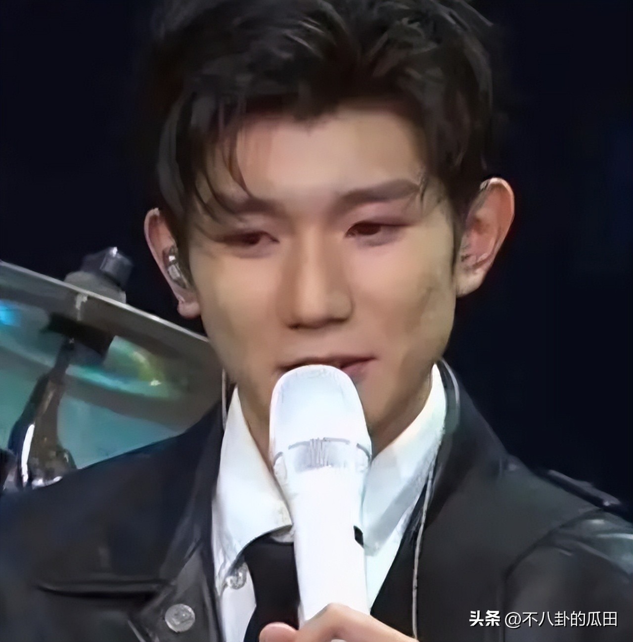 The "perfect male god" is a fake, with a rough face and acne marks on ...