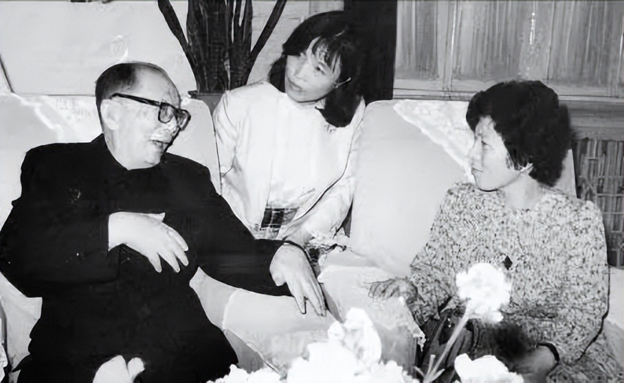 Spring Day I Sweep the Tomb of Commander Nie Rongzhen - iNEWS