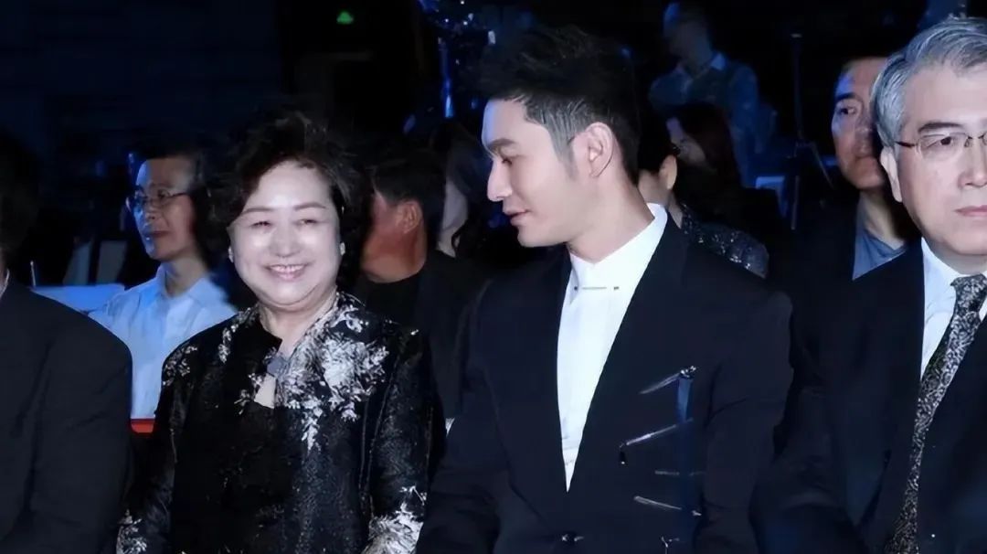 70-year-old baby muscle, Huang Xiaoming's mother is too young! In front ...